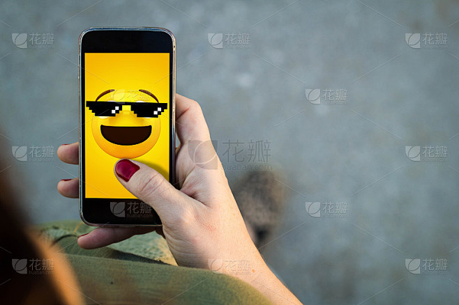 女人走路的智能手机表情包