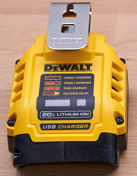 Dewalt-DCB094-USB-C-电源-适配器-特写