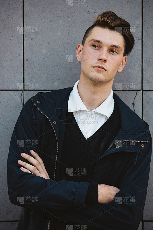 时尚潮男模特在户外摆姿势