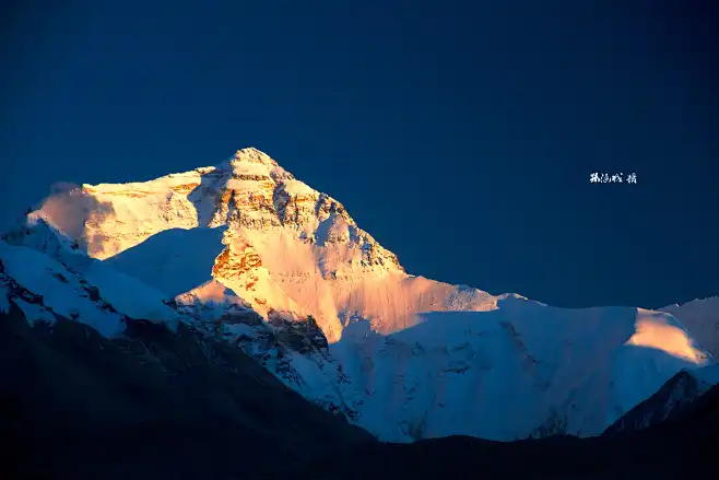日照金山，珠穆朗玛峰 by AZHE on 500px-花瓣网