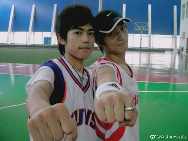 碰拳第二人称，正侧面