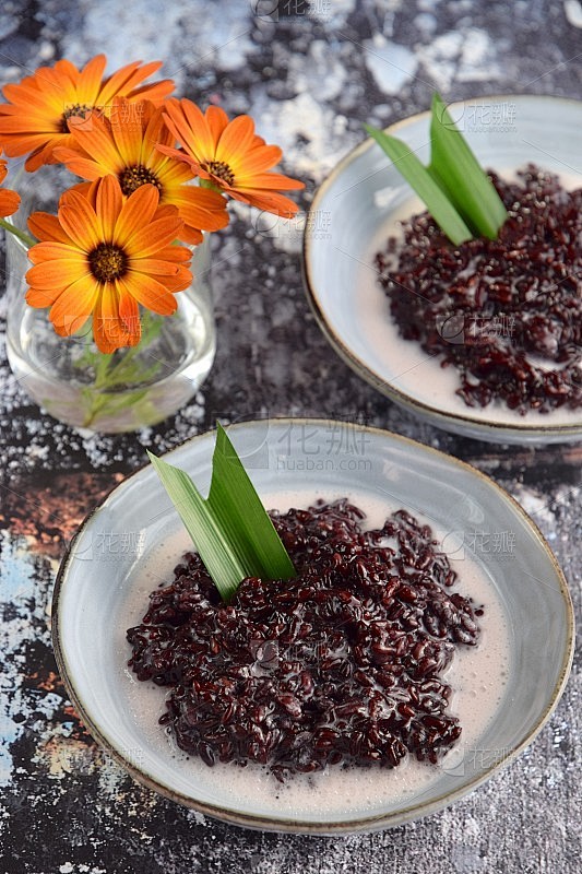 Bubur Ketan Hitam，印度尼西亚甜点。黑糯米粥，配椰奶，棕榈糖和香兰叶。