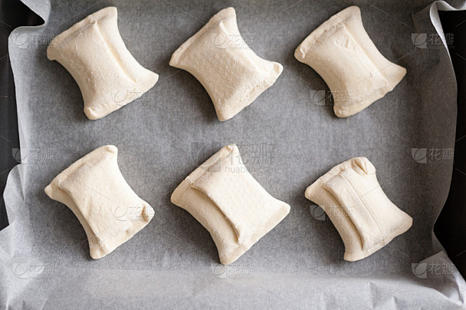 冷冻奶酪卷准备在烤箱中烘烤