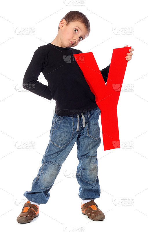 字母“Y”的男孩