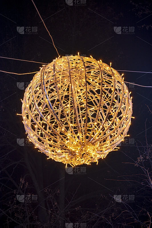 冬天，圣诞树上挂着LED圣诞灯球。光球装饰。素材-花瓣网