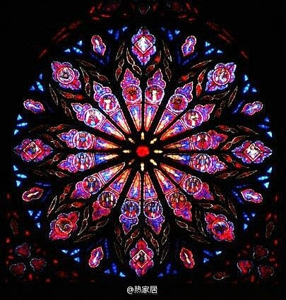 【玫瑰窗（the rose window）】也称玫瑰花窗，为哥特式建筑的特色之一。