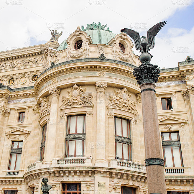 加尼埃歌剧院，法国巴黎的一座歌剧院。它有1979年的座位，由建筑师查尔斯·加尼埃(Charles G