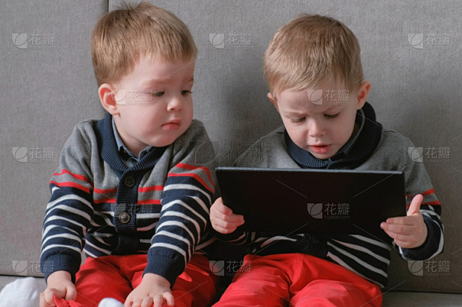 兄弟,儿童,双胞胎,药丸,沙发,羊毛帽,游戏,进行中,两个人,坐