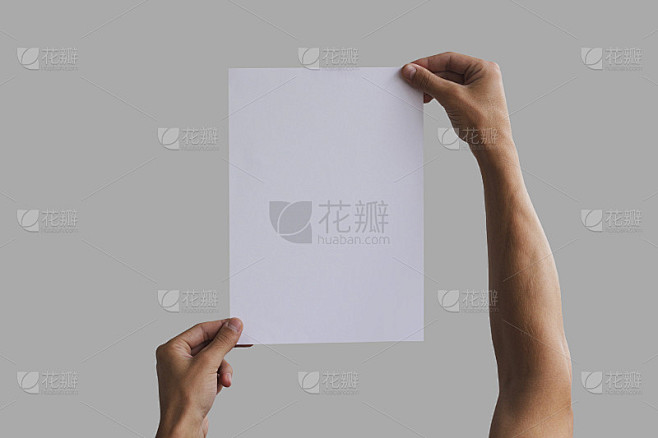 手里拿着a4纸。传单。小册子的手的人。男子显示胶印纸。表模板。书的手。小册子折叠设计。折叠纸显示阅读 6188