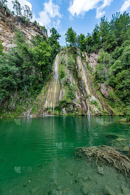 Gebiz Serik, Antalya -火鸡。2017年6月19日。乌坎苏在格比兹塞拉克的瀑布，