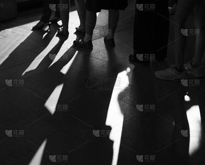 在排队等待的人