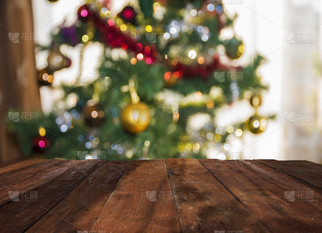 圣诞桌子背景与圣诞树出焦点