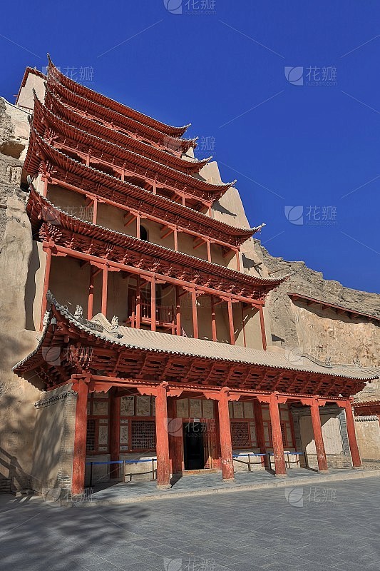 9层高的木制门廊96洞-莫高窟-甘肃敦煌-中国0602