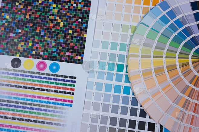 按颜色管理。Cmyk条纹放大镜和调色板。商业印刷。