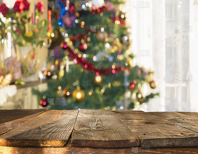 圣诞桌子背景与圣诞树出焦点