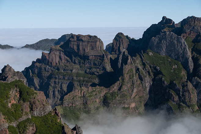 CLOUDY_MOUNTAINS_011