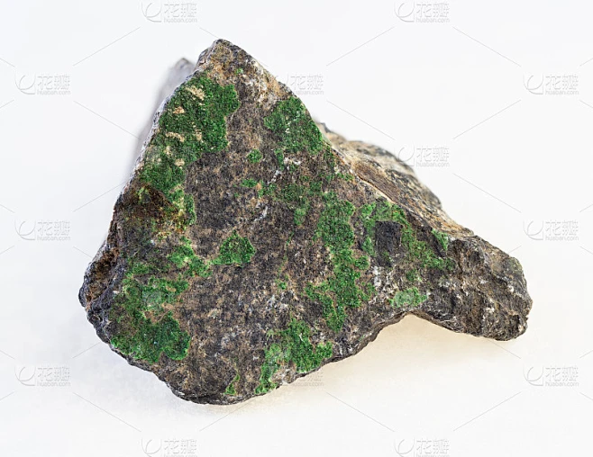 uvarite石榴石晶体在粗糙的铬铁矿岩石素材-花瓣网