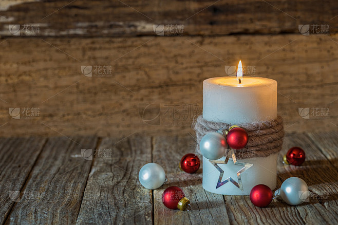 用烛光装饰圣诞佳节