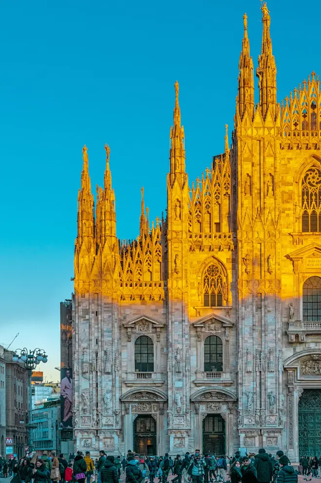 Photo by Tom Podmore on Unsplash : Sunset draining on Milano Duomo ...