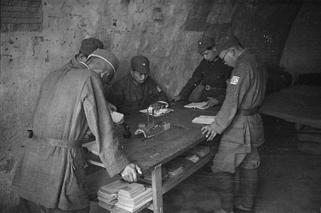 photo2863-(1944) Yan'an (China), Eighth Route Army soldiers reading at ...