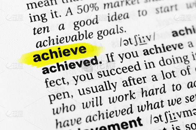 突出了英文单词“achieve”及其在字典中的定义