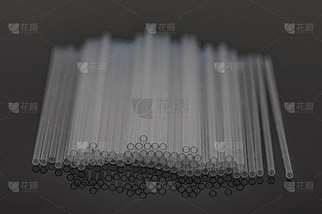 血球容积计毛细管。黑色背景上的医用毛细管玻璃管。医用毛细管设计用于安全的血液采集和精确的微红细胞压积