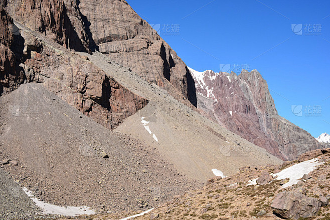 智利圣地亚哥的山脉、山谷和雪的景观
