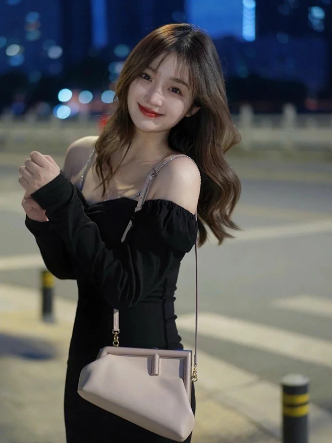 “食物链的顶端是姐姐”今天着实成熟了一把子黑裙配红唇yyds！ 4(B1687)-花瓣网