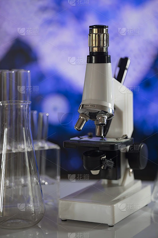 科学实验室研究与发展理念。带试管的显微镜素材-花瓣网