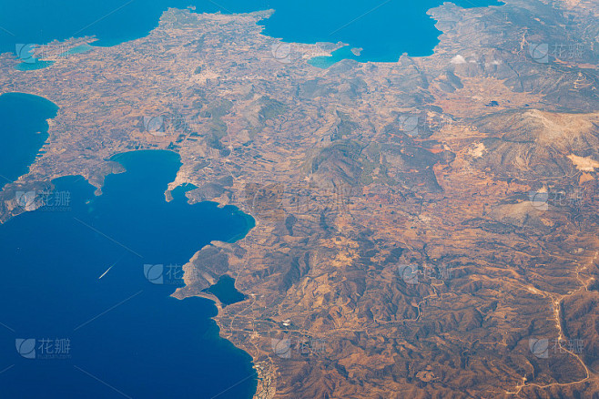 从飞机上看亚得里亚海。旅游，假期，假期概念。从飞机上看地球表面。从飞机上看到的岛屿景观。从飞机上看希