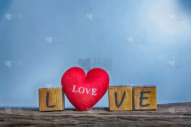 字母拼写的爱。拼写love的木制字母