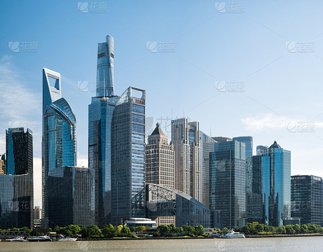 上海陆家嘴金融区阳光，中国