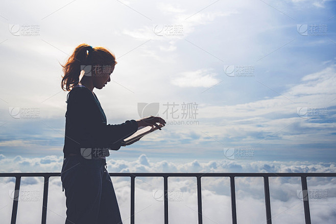 女人放松读晨书好天气天空雾。在山上，早晨的气氛。 9929