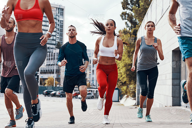 一群穿着运动服的年轻人