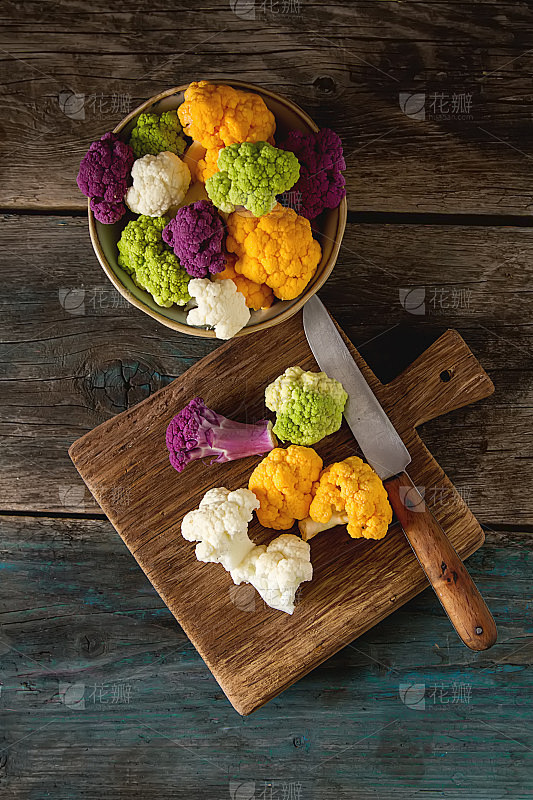 彩虹般的食物。紫花椰菜，橙花椰菜和西兰花，从当地市场在伦敦。素食主义者和素食主义者的食物。黑暗的背景