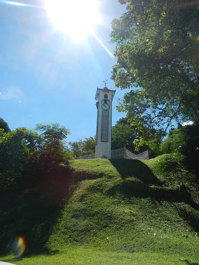 独立广场旁边的艾京生钟楼，百度了一下。艾京生钟楼 纪念亚庇市的第一任总督法兰西斯乔治艾京生所建的百年古钟。这座大钟楼也是在第二次世界大战炮火 ...
