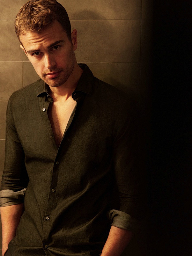 提奥·詹姆斯 Theo James