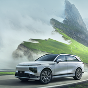 #绘画学习# FVSJ分享的一组日本杂志上的动作设计绘制参考，大都是带有角度透视的坐姿，角度困难户必备~（原作者： FVSJ）