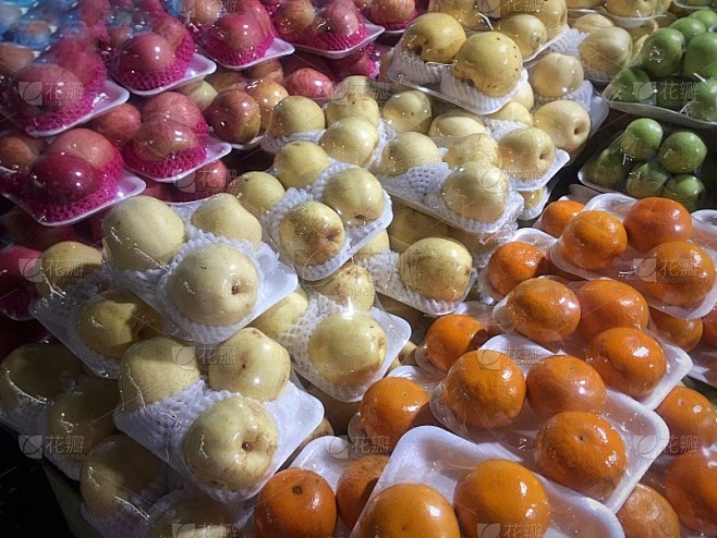 各式各样的新鲜水果摆放在桌子上。