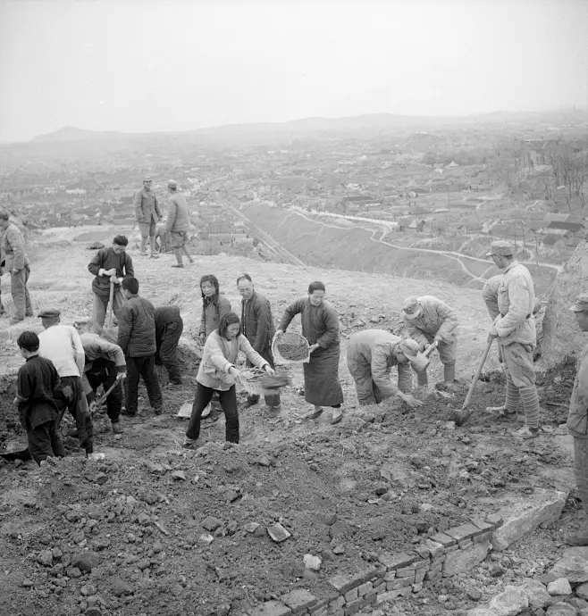 photo730-(1937) Chongqing (China), Chinese soldiers and laborers dig ...