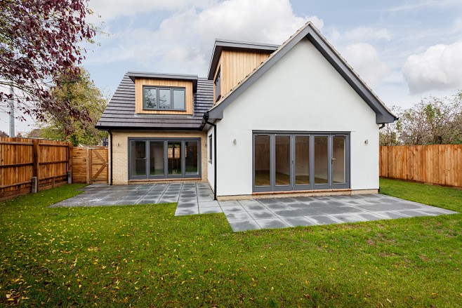 shutterstock_2235588685-花瓣网