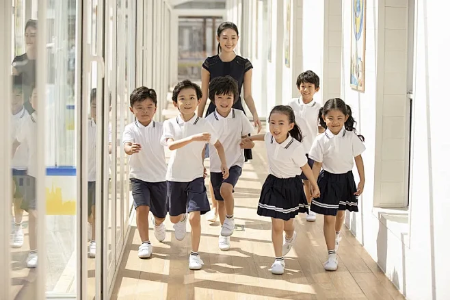 幼儿园老师和孩子在学校走廊里图片下载-花瓣网