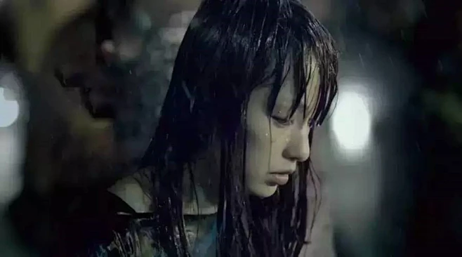 下雨美女淋雨图片-花瓣网