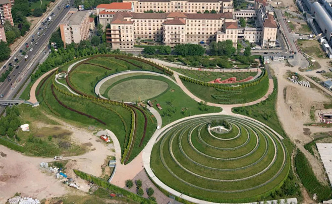 逛花园=逛宇宙？这些仿佛外星生物留下的神秘符号，来自于他的平行宇宙艺术风格。_Jencks : 始于1988年的花园，是Jencks献给已故的 ...