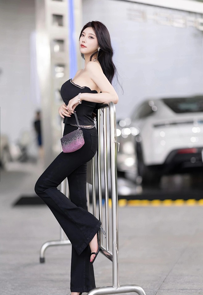 杨晨晨～小抹胸/紧身喇叭裤