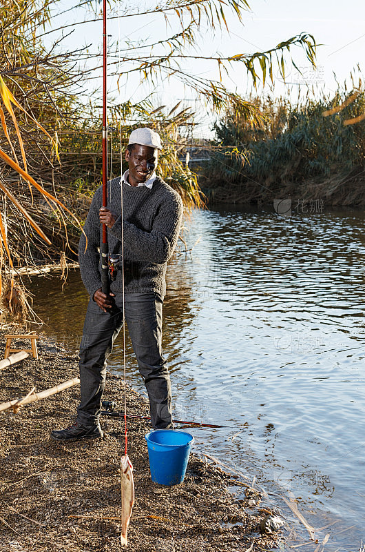 在鱼钩上拉鱼的人