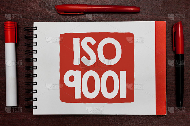 显示Iso 9001的文字标志。概念照片的设计帮助组织确保满足客户的需求重要的想法，突出笔记本标记，