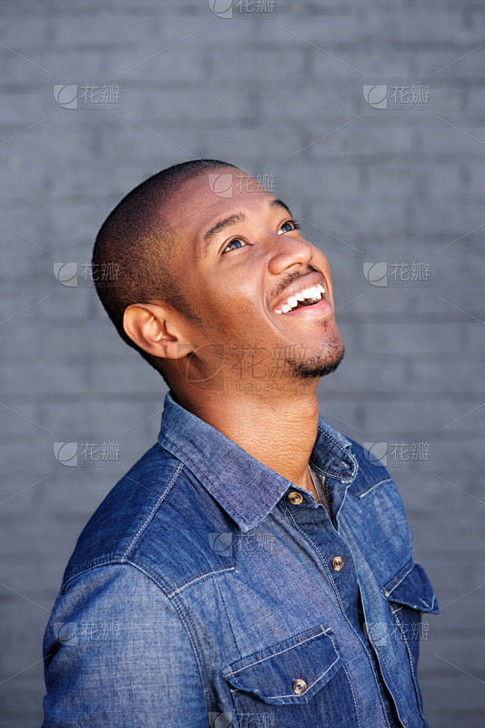 青年人,幸福,男人,向上看,黑色,非洲及加勒比海人,垂直画幅,墙,非裔美国人,仅男人