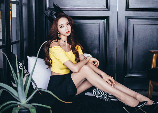 女性坐姿照片人体结构参考来自cgbook.cn (1421)