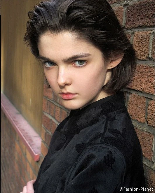 Model ※ 1994年出生的爱尔兰模特 Laura O'Grady，充满灵气的绿色双眸清澈闪烁让人印象深刻，浑身散发着清冷寡淡的仙气，宛若 ...